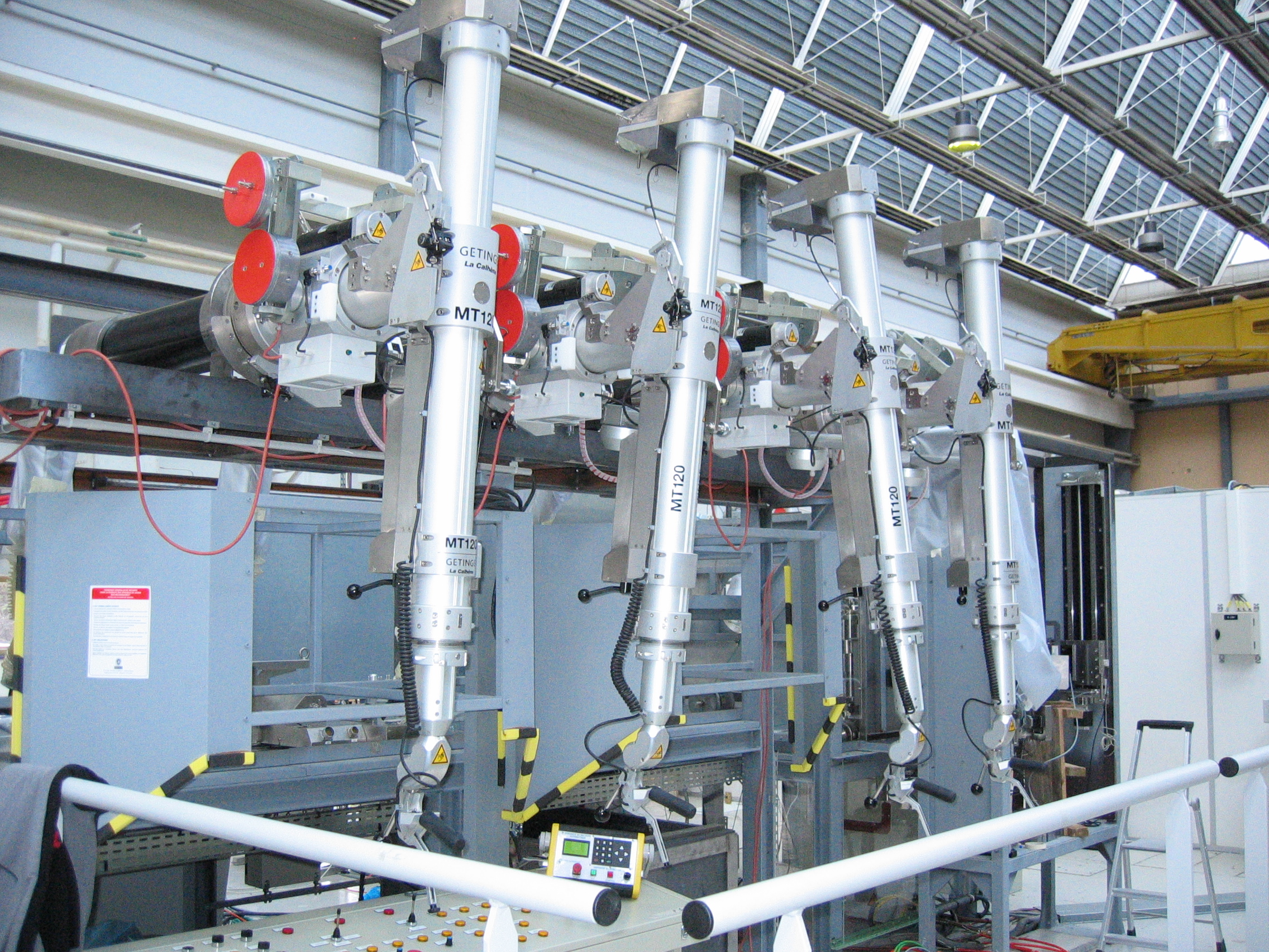 MT120 remote manipulator for medium and large hot cells